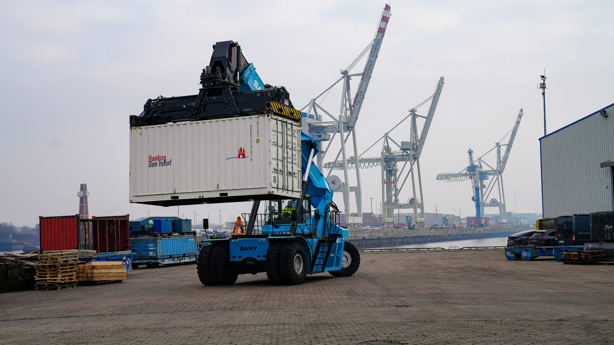 All-electric full container stacker arrives in Port of Hamburg ...